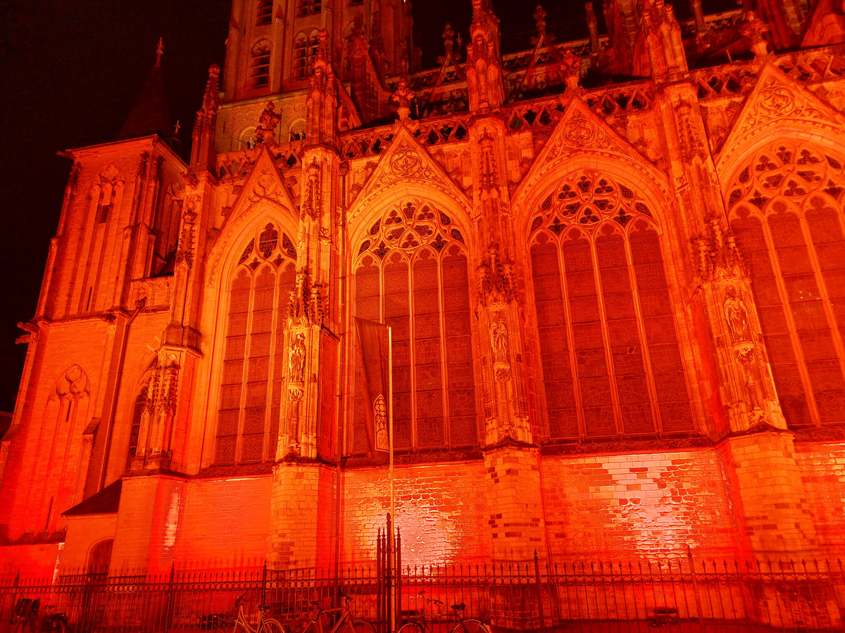 Internationale actie zorgt voor rood verlichte Sint-Jan: ‘Prima actie ...