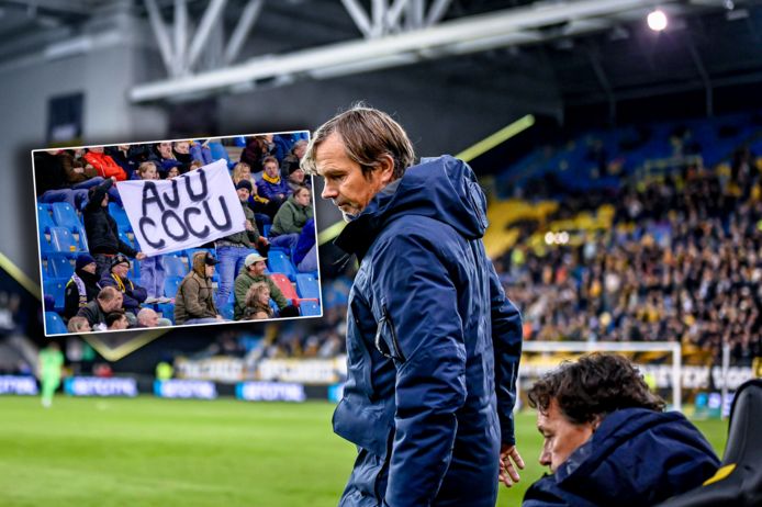 Phillip Cocu dient ontslag in bij Vitesse na nieuwe rampavond: ‘Er moet ...