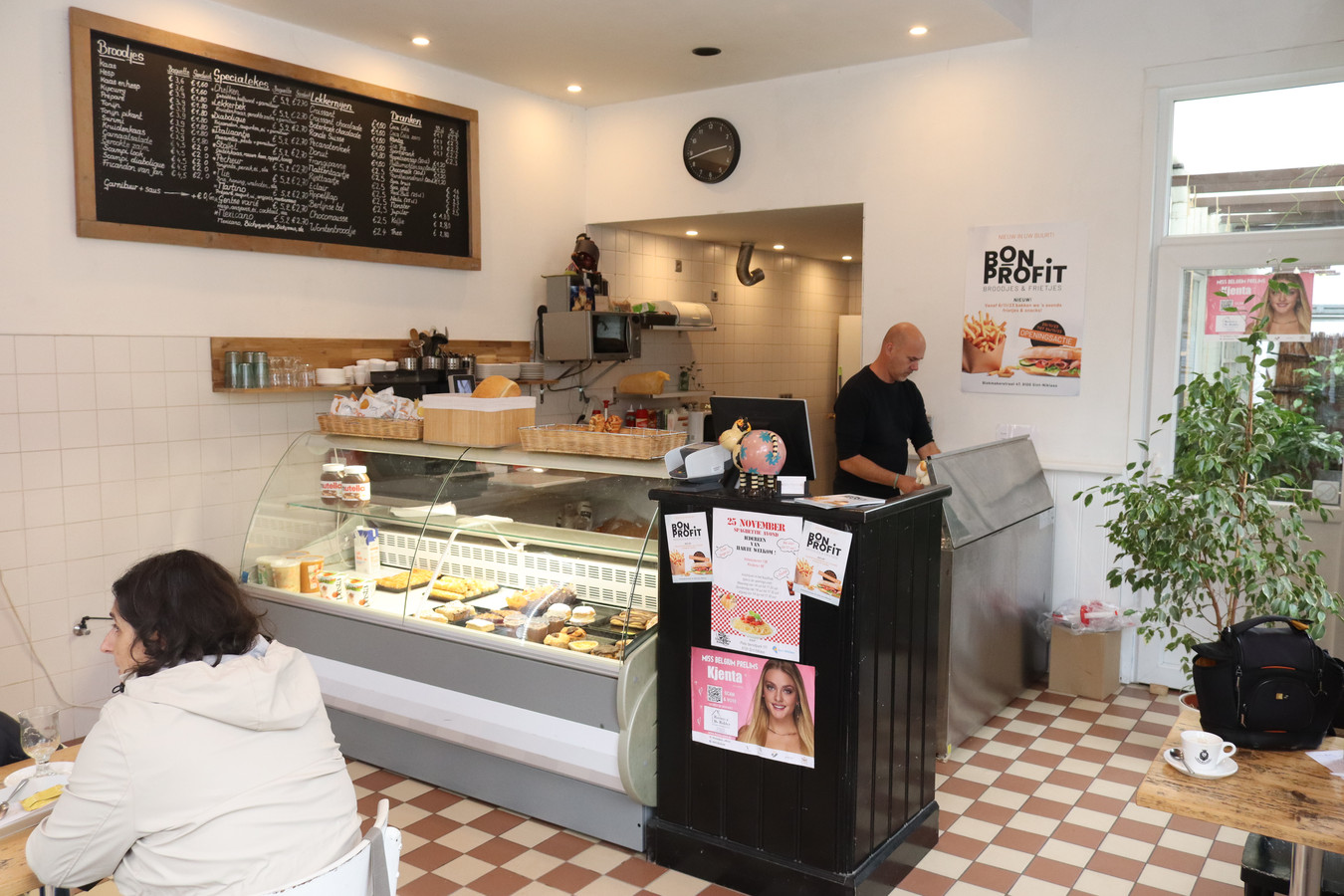 Jan (44) opent frituur in broodjeszaak: “Ook ’s avonds leven brengen in ...