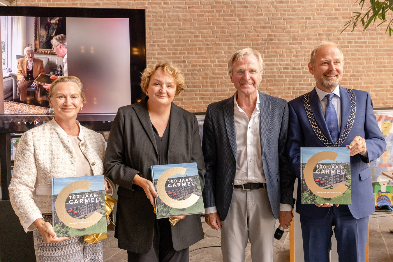 Gouden erepenning maakt feest compleet voor jubilerend ‘Carmel’ | Foto ...