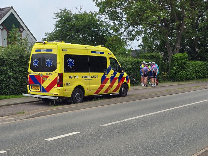 Wielrenners gewond naar ziekenhuis na valpartij | 112 nieuws Overbetuwe ...