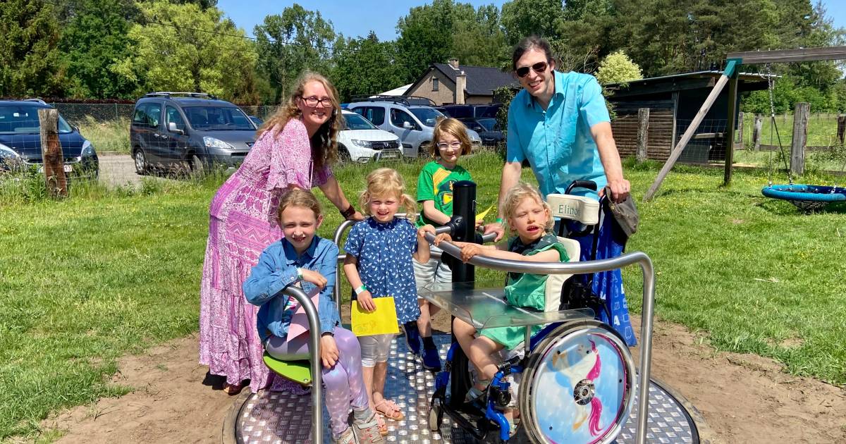 Kinderen in rolstoel amuseren zich op gloednieuwe jeep en draaimolen ...
