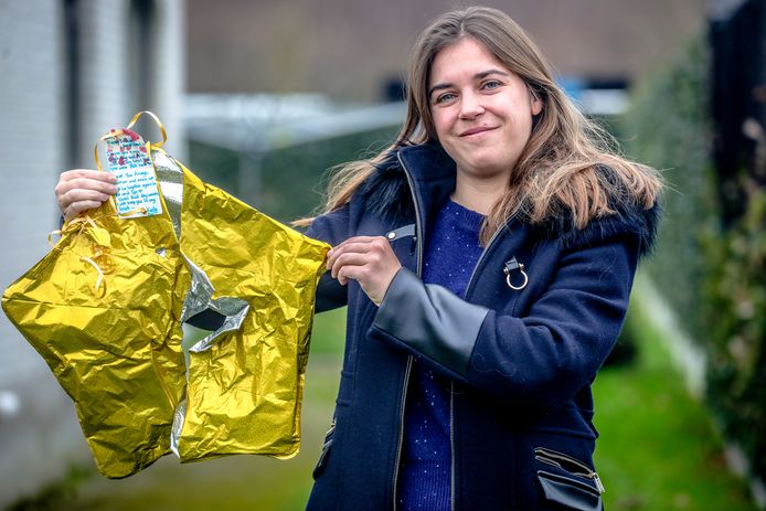 Gouden ballon met pakkende boodschap uit Engeland landt in voortuin van ...