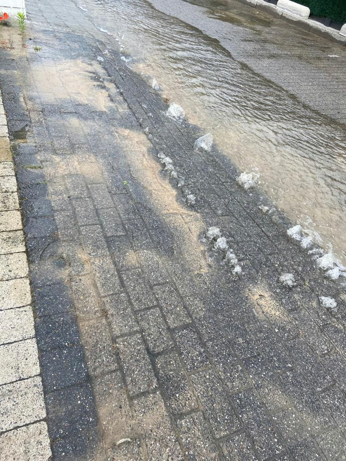 breuk-in-waterleiding-zorgt-voor-schade-aan-elektriciteitskast-foto