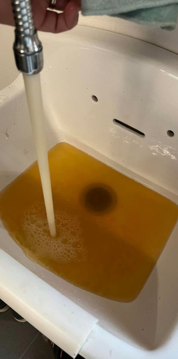 Bewoners Mendonk krijgen drinkwater in flessen na problemen met roest ...