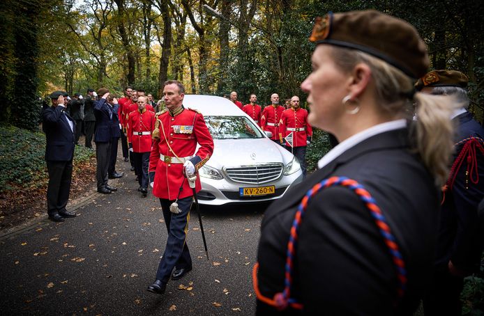 Engelandvaarder Rudi Hemmes met militaire eer gecremeerd in Den Haag ...