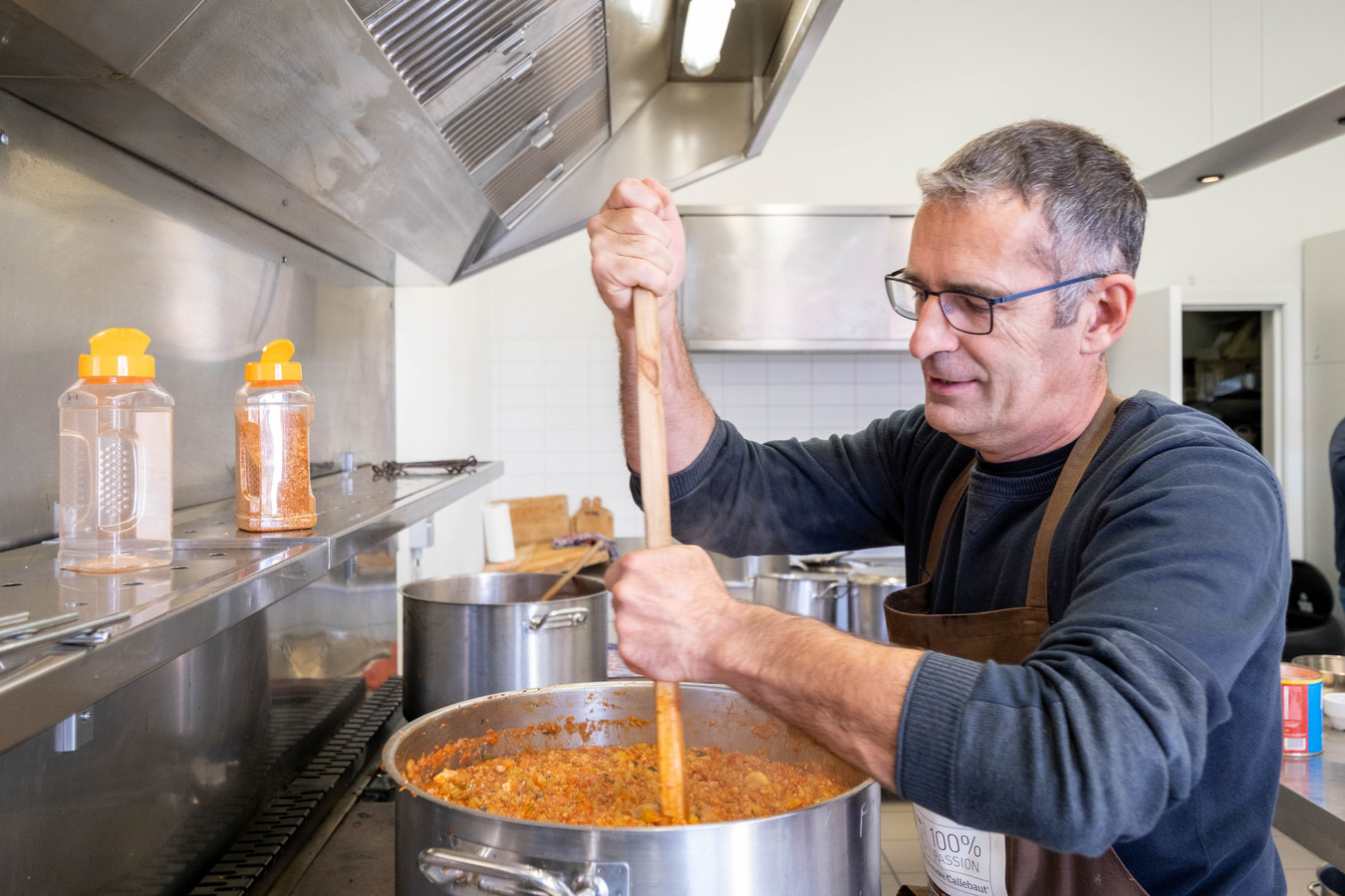 Team ‘8 op een rij!’ maakt en verkoopt 1.100 liter spaghetti voor Kom ...
