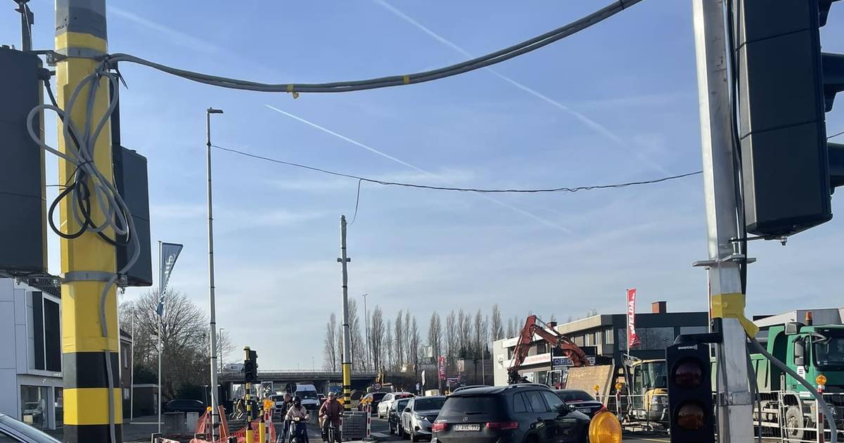 Verkeerslichten aan berucht kruispunt op de Antwerpsesteenweg werken tijdelijk niet door kleine ...