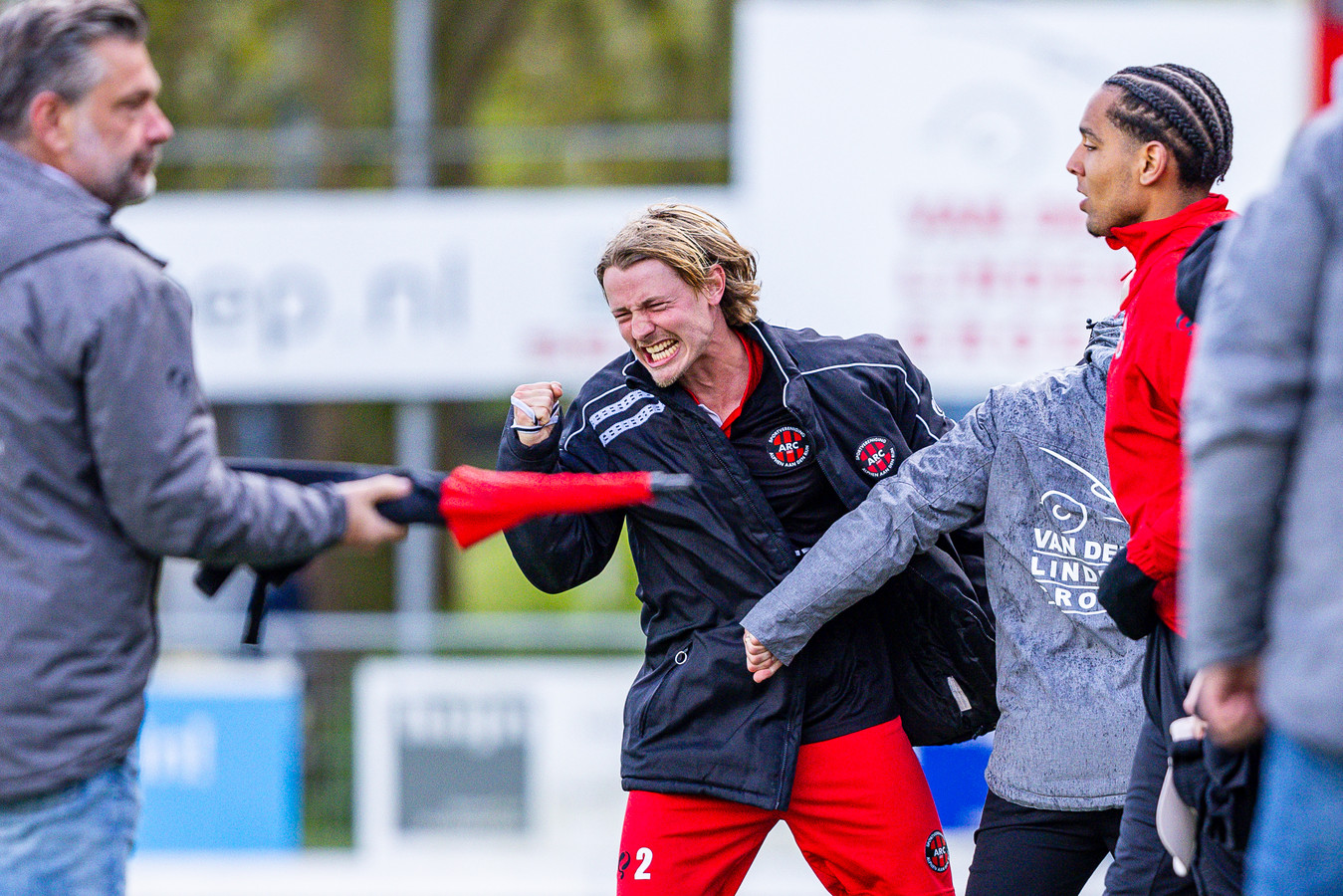 Argon en Gouda gedegradeerd, kaartenregen bij Jodan Boys, opstootje bij ...