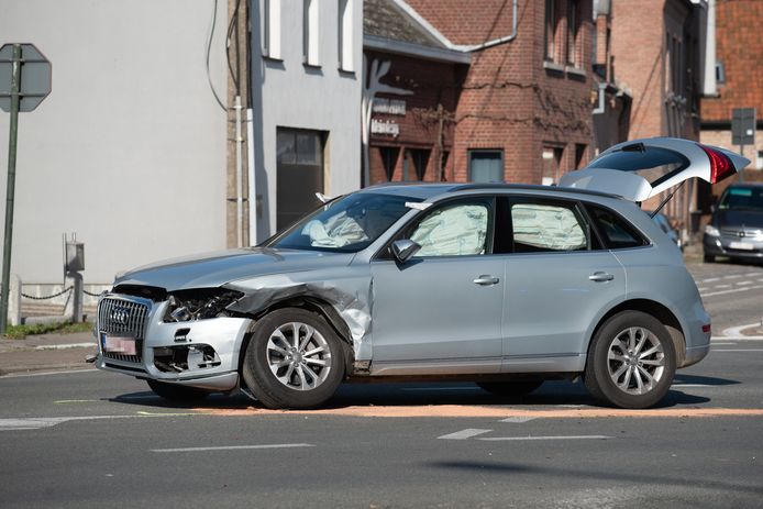 Chauffeur gewond bij ongeval met twee auto’ s op de Buke in Zottegem ...
