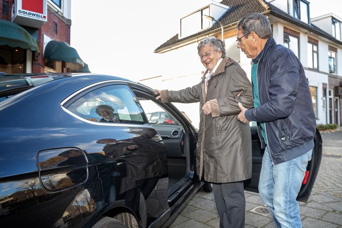 Lidy (85) rijdt voor paar euro de hele stad door | Alphen | AD.nl