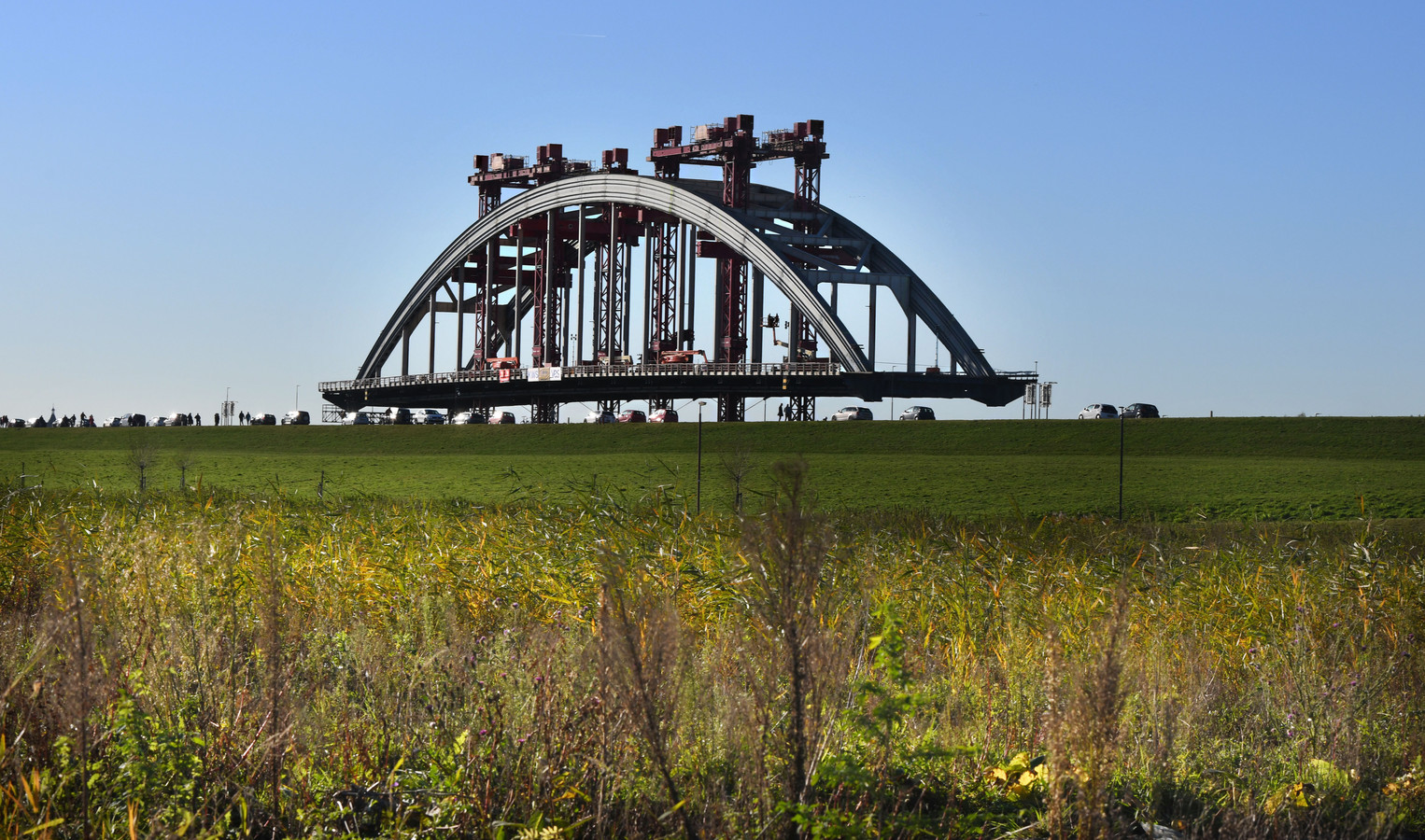 Boogbrug Vianen nog steeds blikvanger: weer of geen weer, publiek volgt ...