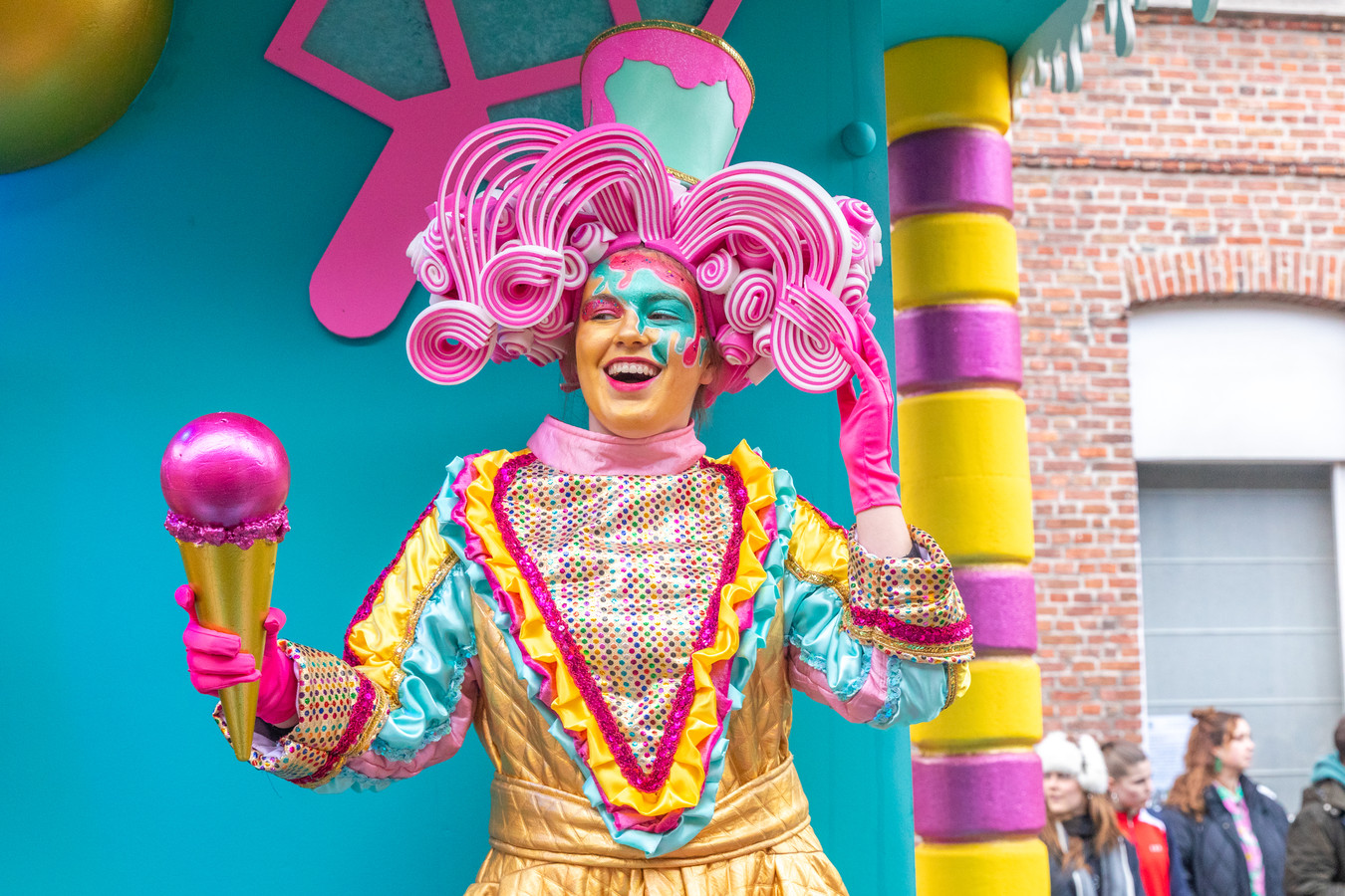 Moerzeke carnaval schot in de roos, massa volk langs de kant | Foto ...