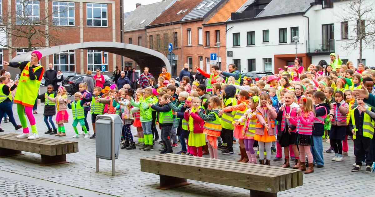Leerlingen Sjabi dansen erop los in fluo-outfit: “Dit dragen in donkere ...