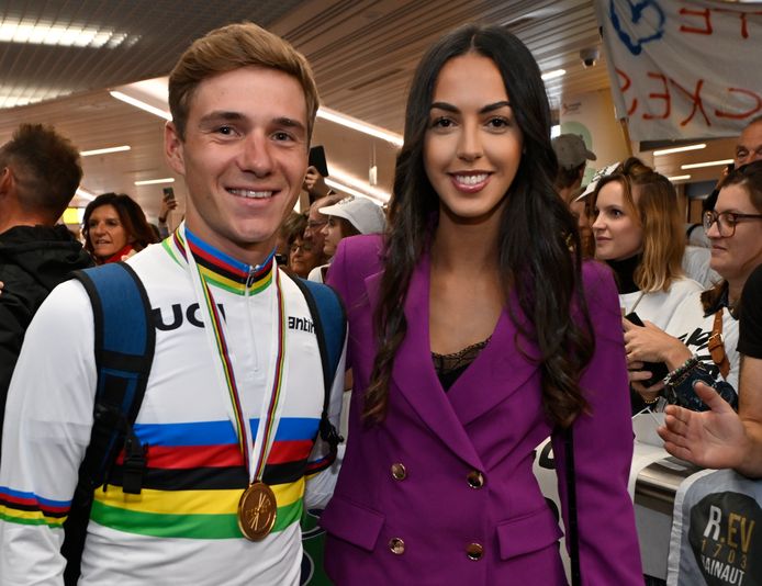 Na de regenboogtrui moet Remco Evenepoel nu ‘een trouwkostuum’ kiezen ...