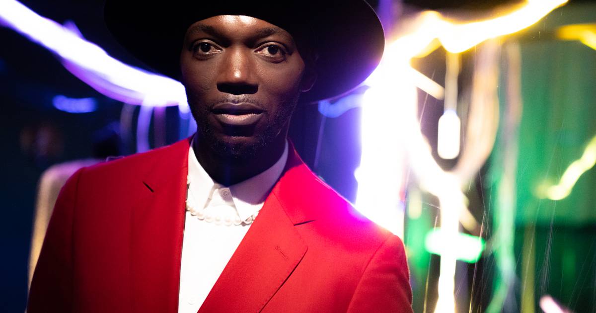 Bekende rapper Baloji opent tentoonstelling in MoMu: “Er is geen betere ...