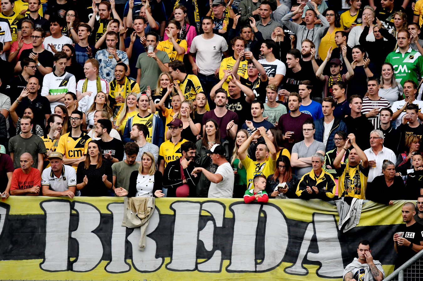 Ruim 3000 NAC-supporters maken gebruik van gouden seizoenkaart | Foto ...