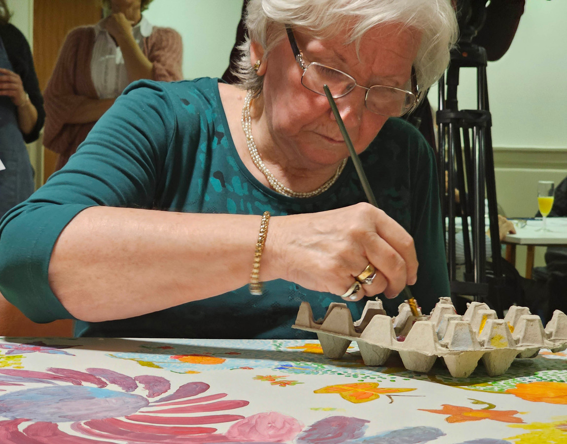 IN BEELD. Bewoners van woonzorgcentrum Sint-Jozef schilderen hun uitzicht: “Kunst werkt als ...