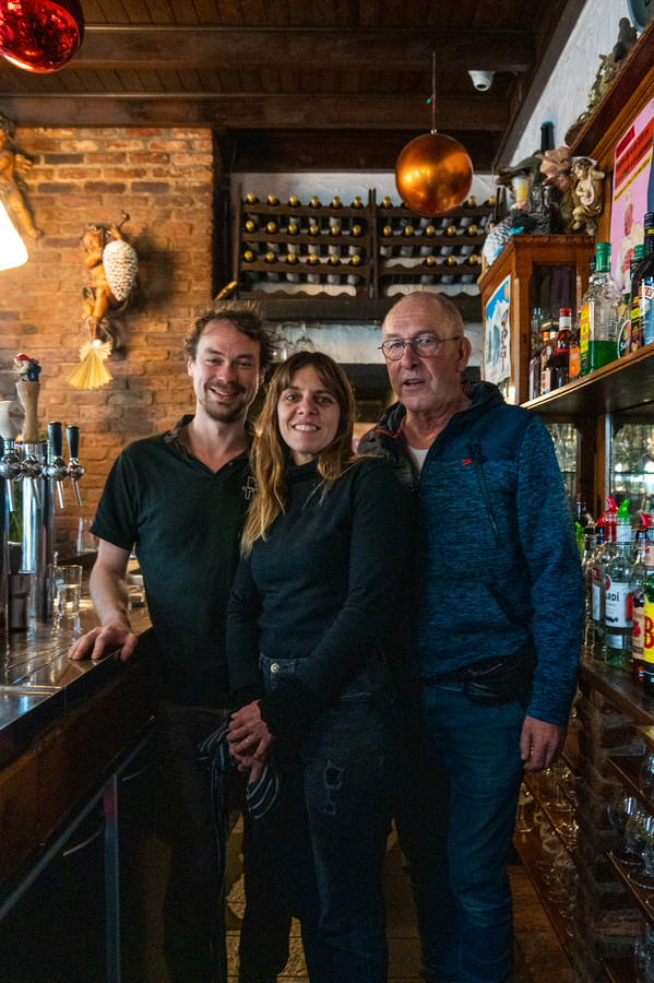 Nieuwe eigenaars van Café Den Trol gaan vijftigjarig bestaan vieren met groot straatfeest | Foto ...