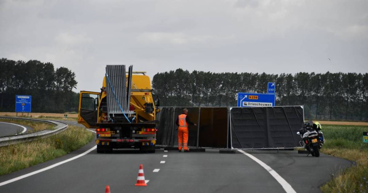 Dode bij verkeersongeval N62 is 55-jarige man uit Hoek, weg is weer ...