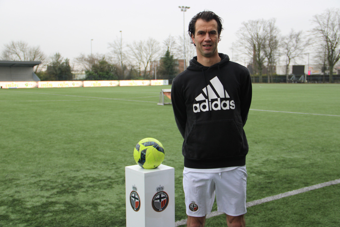 Benefietwedstrijd eert overleden voetbalcoach Peter Devos (55): “Het ...