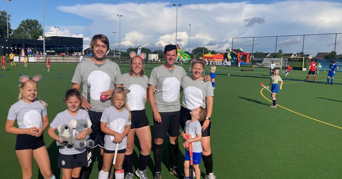 Verklede teams bekampen elkaar tijdens familiedag Hockey Club Lokeren ...