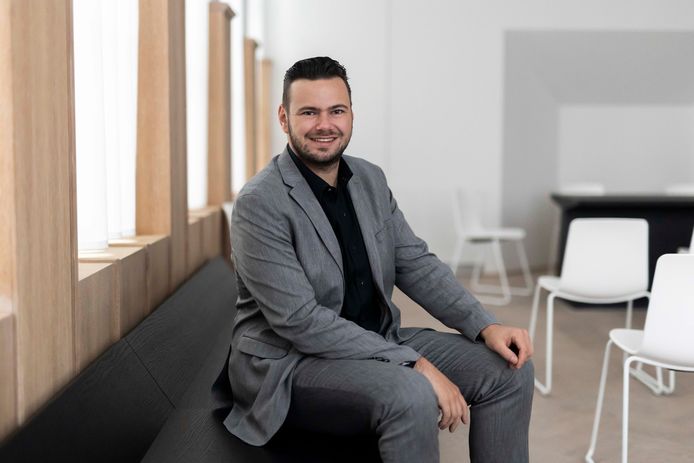 Zo verliep eerste werkweek van jongste burgemeester Dennis Fransen (27 ...