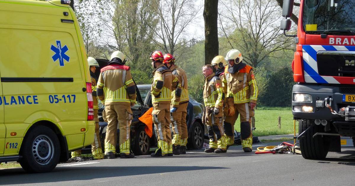 Auto's botsen op oude N18, één inzittende door brandweer uit voertuig geknipt | Haaksbergen ...