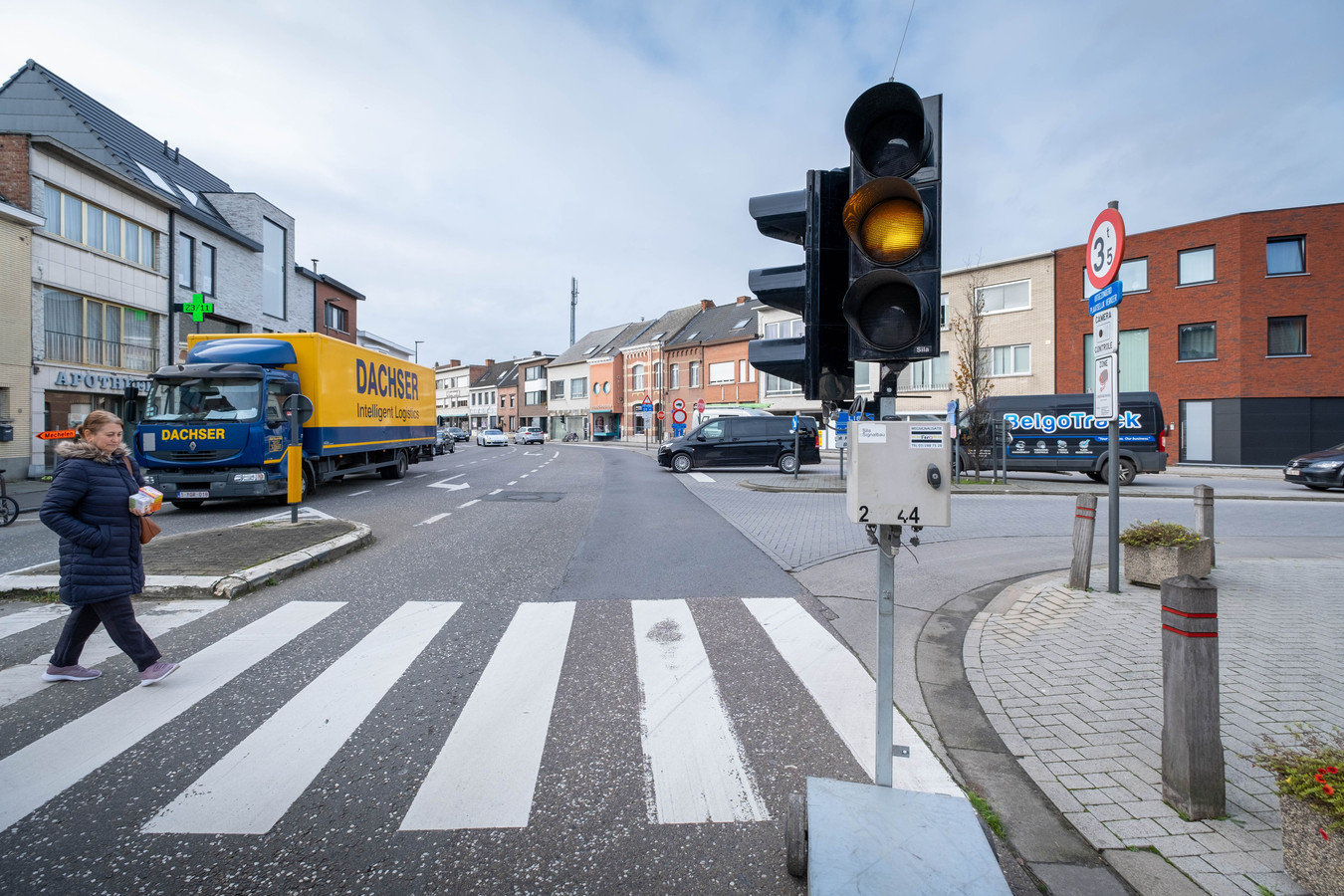 Eerste maatregel tegen extra verkeer in Pasbrug-Nieuwendijk een feit: verkeerslichten in ...