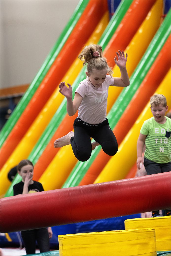 Ruim 400 kinderen springen in het rond tijdens het springkussenfestival ...