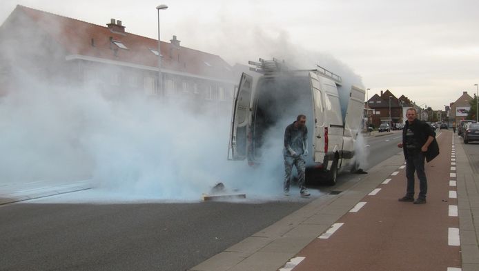Chauffeur zwaargewond na ontploffing in rijdende bestelwagen ...