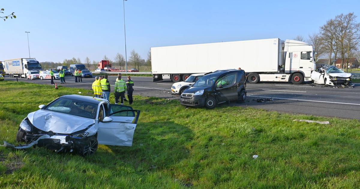 A16 richting Rotterdam weer vrij na ernstig ongeluk met vijf auto's en vrachtwagen | Moerdijk ...