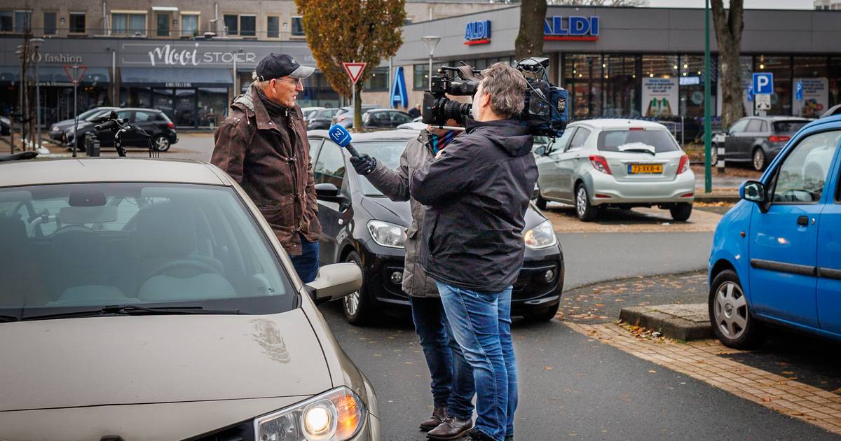 Op straat in Staphorst steunen ze gewelddadig verhinderen Zwarte Piet ...