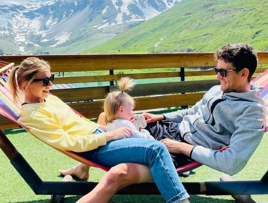 De knotsgekke 48 uur van ‘vader’ Tiesj Benoot: “Koersen op sandwiches ...