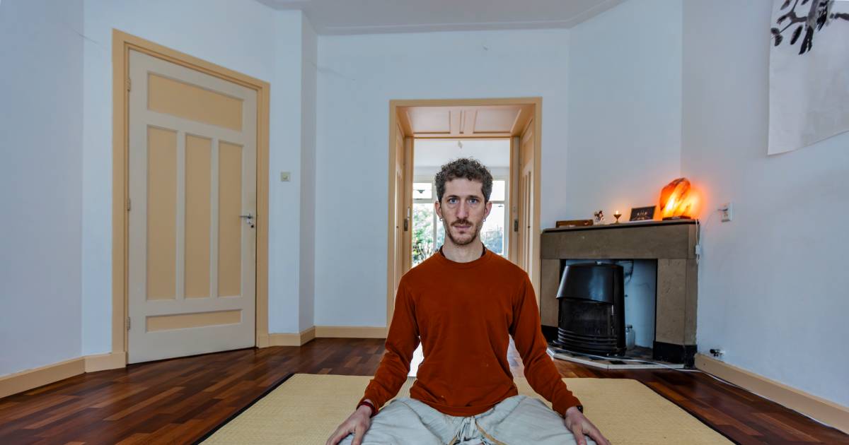 Hernán doet drie uur per dag aan yoga, in zijn huiskamer ligt alleen ...