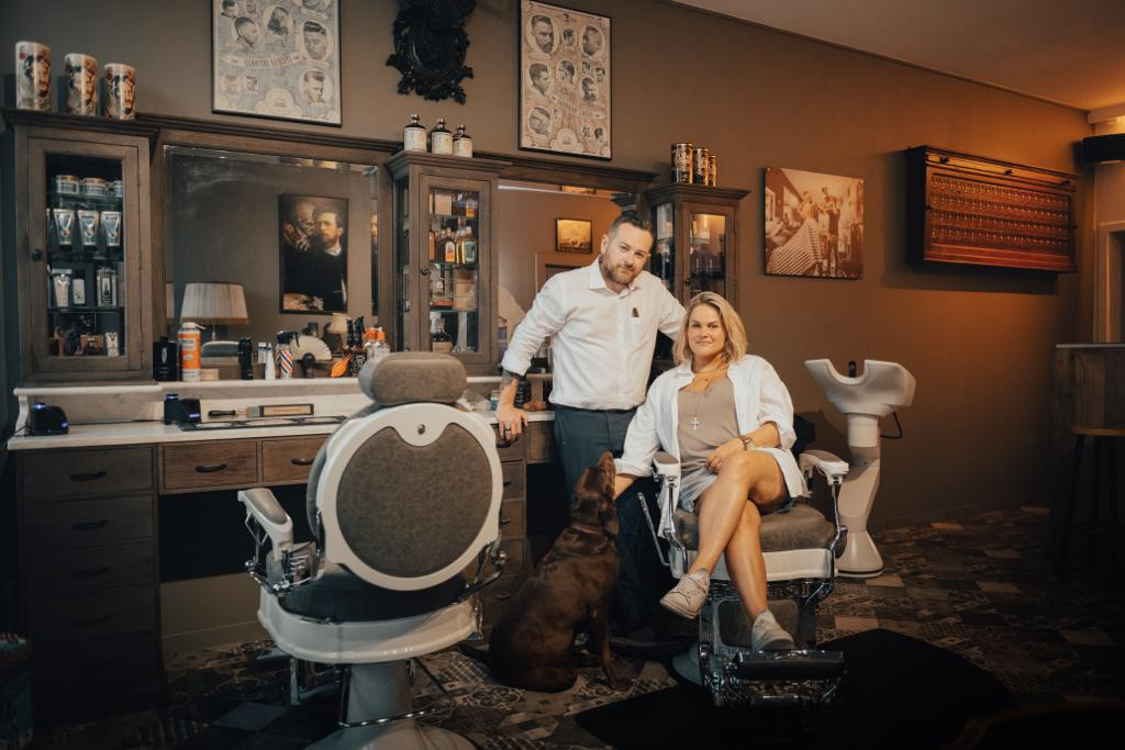NET OPEN. Ronald (40) en Kaat (38) brengen met ‘The Barber’ leven in Baardegem: “Een knipbeurt ...