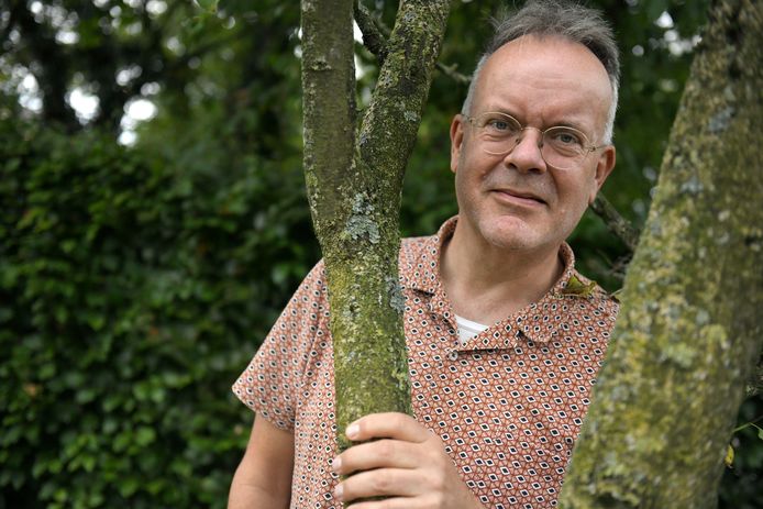 Predikant wordt poëet: Robert Roth geeft Hengelo twee jaar dichterlijke ...