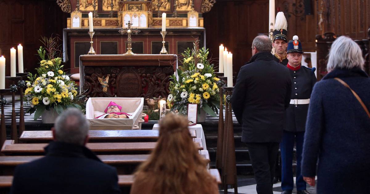 Sobere uitvaart voor oud-bisschop Harrie Smeets | Roermond | AD.nl