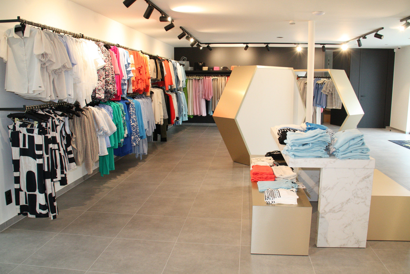 NET OPEN. Vanessa opent vernieuwde kledingzaak Happynessie: “Organiseer ...