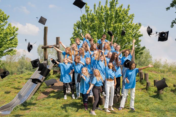 Laatstejaars basisschool Heiende gooien hoedjes in de lucht | Lokeren ...