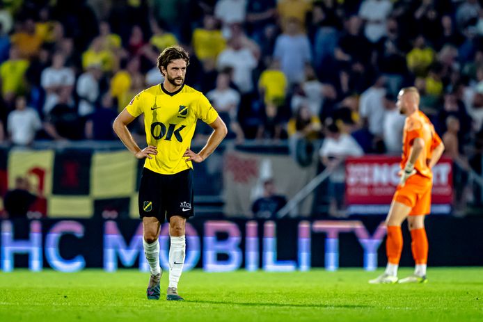 NAC-verdediger Van den Bergh treurt na pijnlijke nederlaag: ‘De euforie van Willem II-uit is ...
