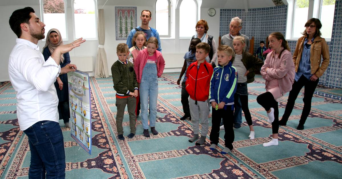 Turkse moskee in Nijkerk breidt uit met gebedsruimte | Amersfoort | AD.nl