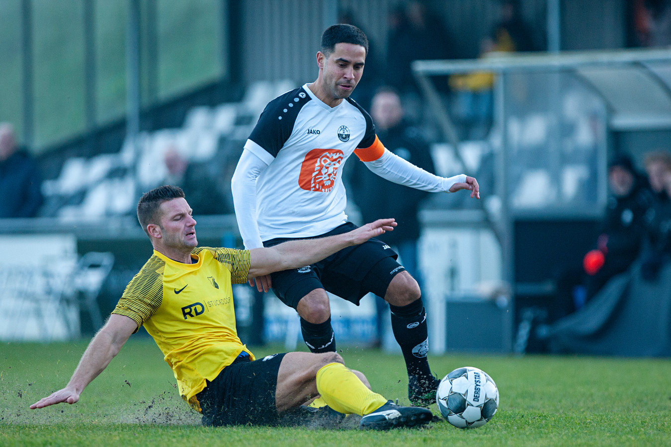 Blauw-Zwart doet Nederlands elftal na en HBS is winterkampioen: lees ...