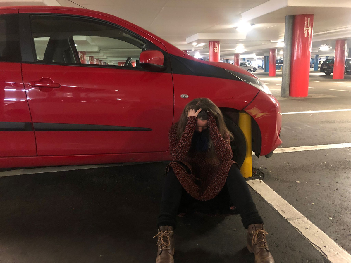 Brenda pint haar auto vast op een paaltje, zelfs de berger begrijpt er ...