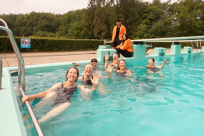 Buitenzwembad in Baarn weer geopend | Baarn | AD.nl