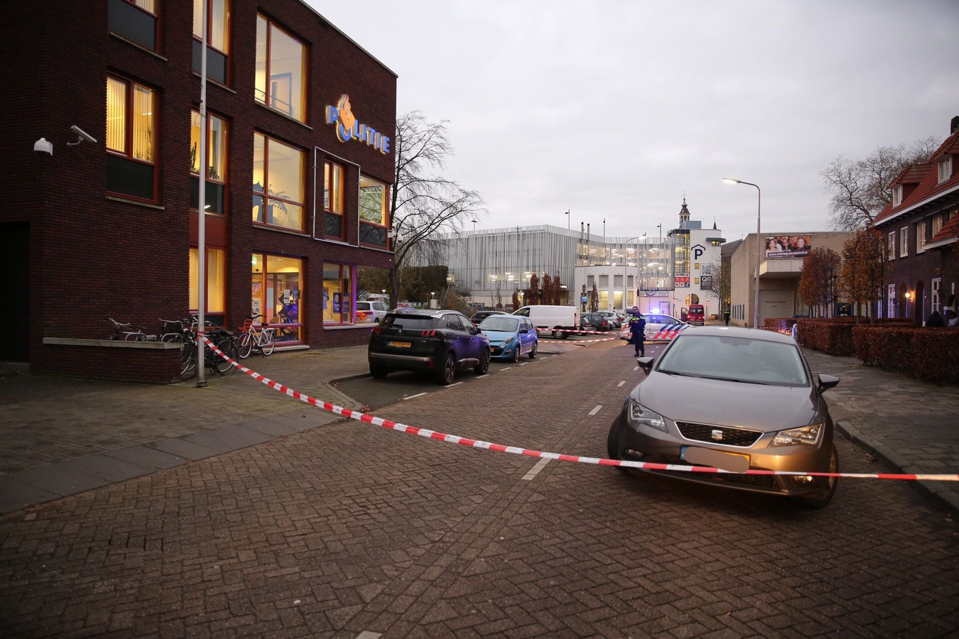 Man gewond bij schietpartij aan de Diamantdijk Roosendaal, politie ... Man gewond bij schietpartij aan de Diamantdijk Roosendaal, politie ...