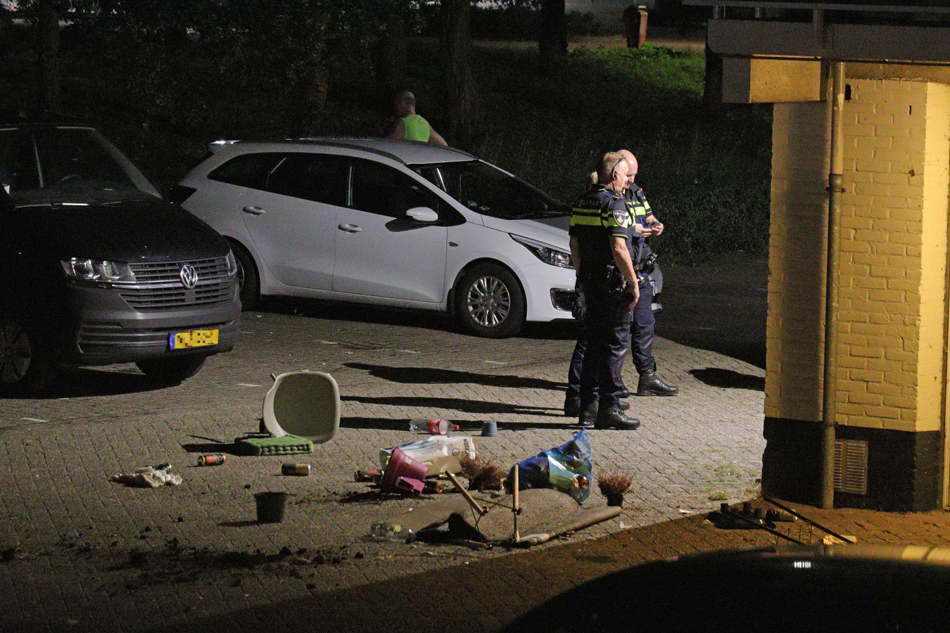 Doorgedraaide man gooit spullen van het balkon af in Waalwijk | Foto ...