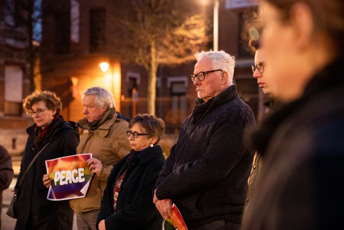Dertigtal Bomenaren neemt deel aan stiltecirkel voor vrede | Boom | hln.be