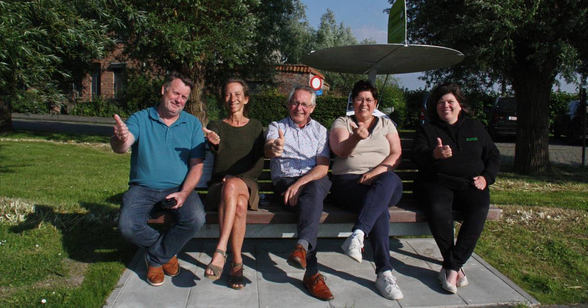 Diksmuide lanceert als eerste in Vlaanderen het mee-rij-bankje: “Hopelijk moeten mensen hier ...