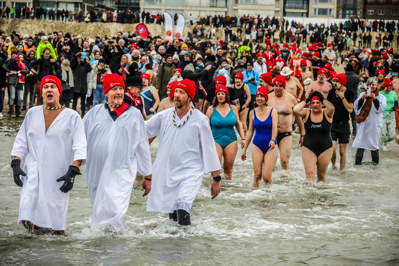 IN BEELD. 400 mensen duiken Noordzee in tijdens Knuffelduik | Foto | hln.be